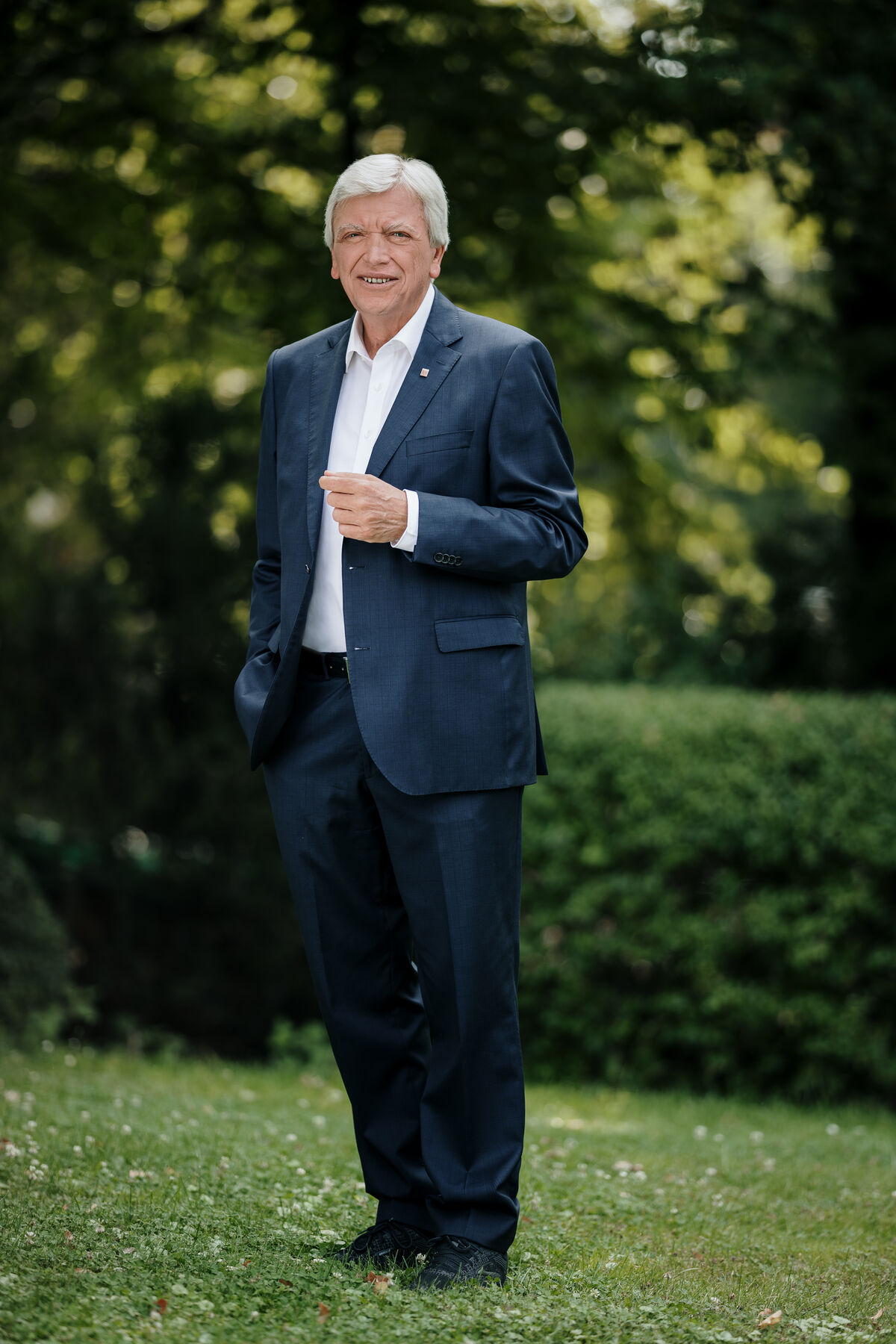 Ministerpräsident Volker Bouffier ehrt Beate Heraeus | hessen.de