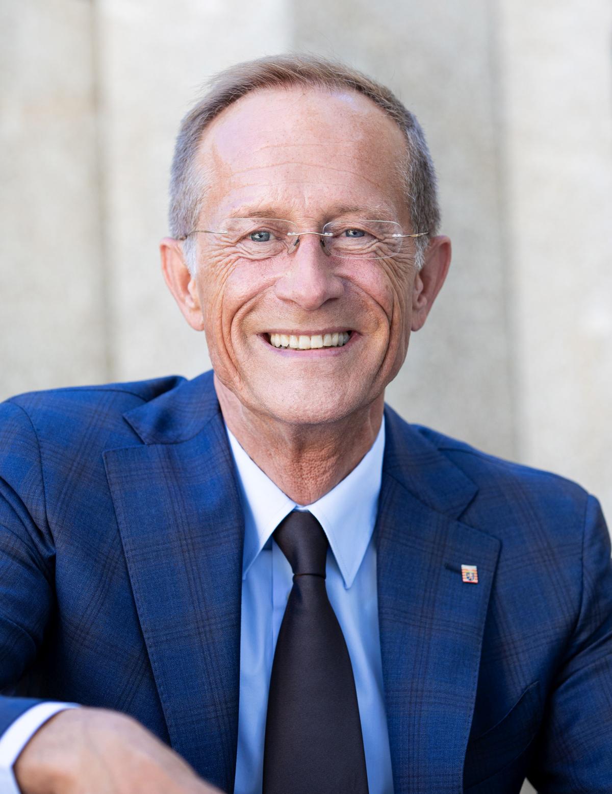 Staatsminister Wintermeyer weiht neues Queen-Victoria-Denkmal ein ...