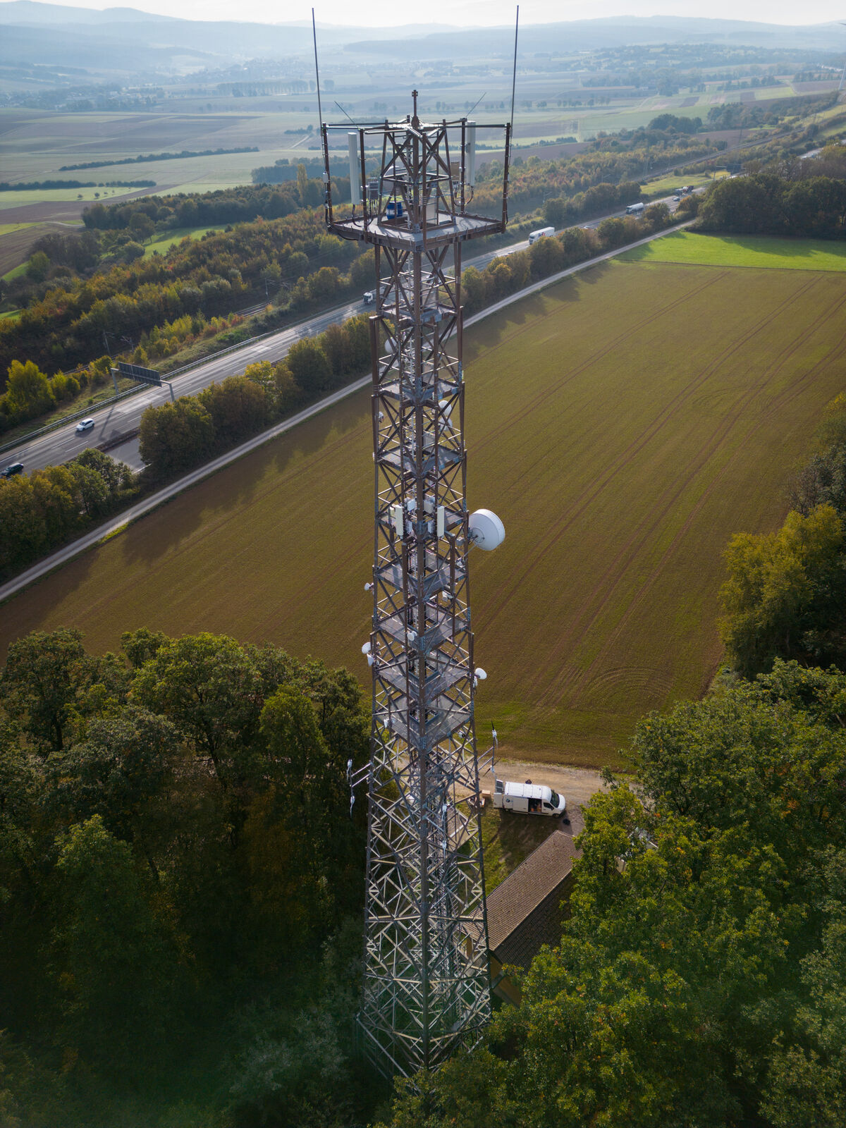 Erster Mobilfunkmast mit Windturbinen eingeweiht | HESSEN Landesregierung