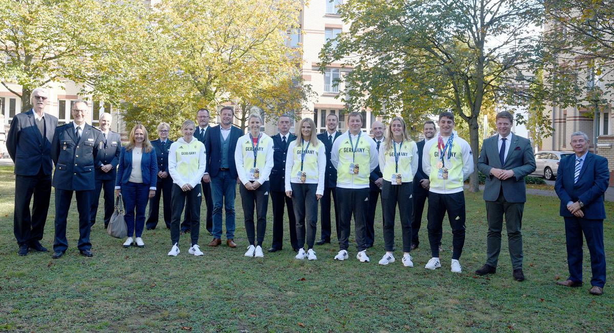 Staatssekretär Dr. Stefan Heck begrüßt Olympioniken der ...